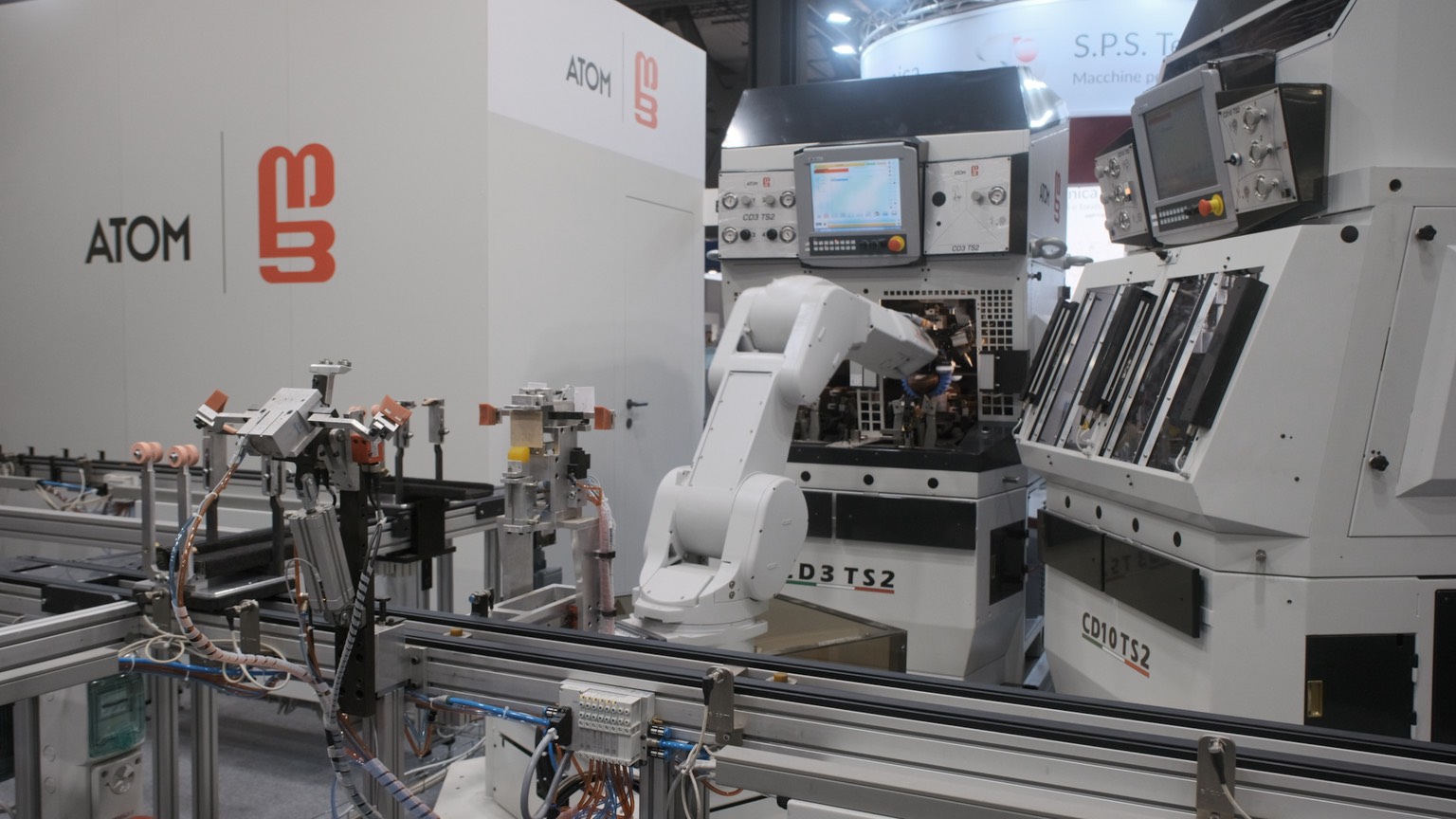 ATOM MB: automation in bottom roughing and gluing | Simac Tanning Tech