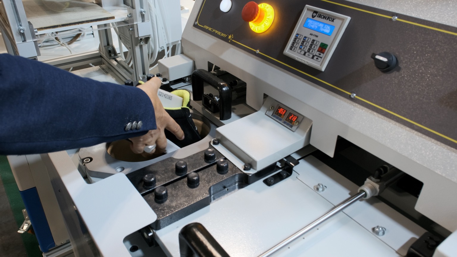 MACAP: Press for soles with parts that wrap around the upper | Simac ...