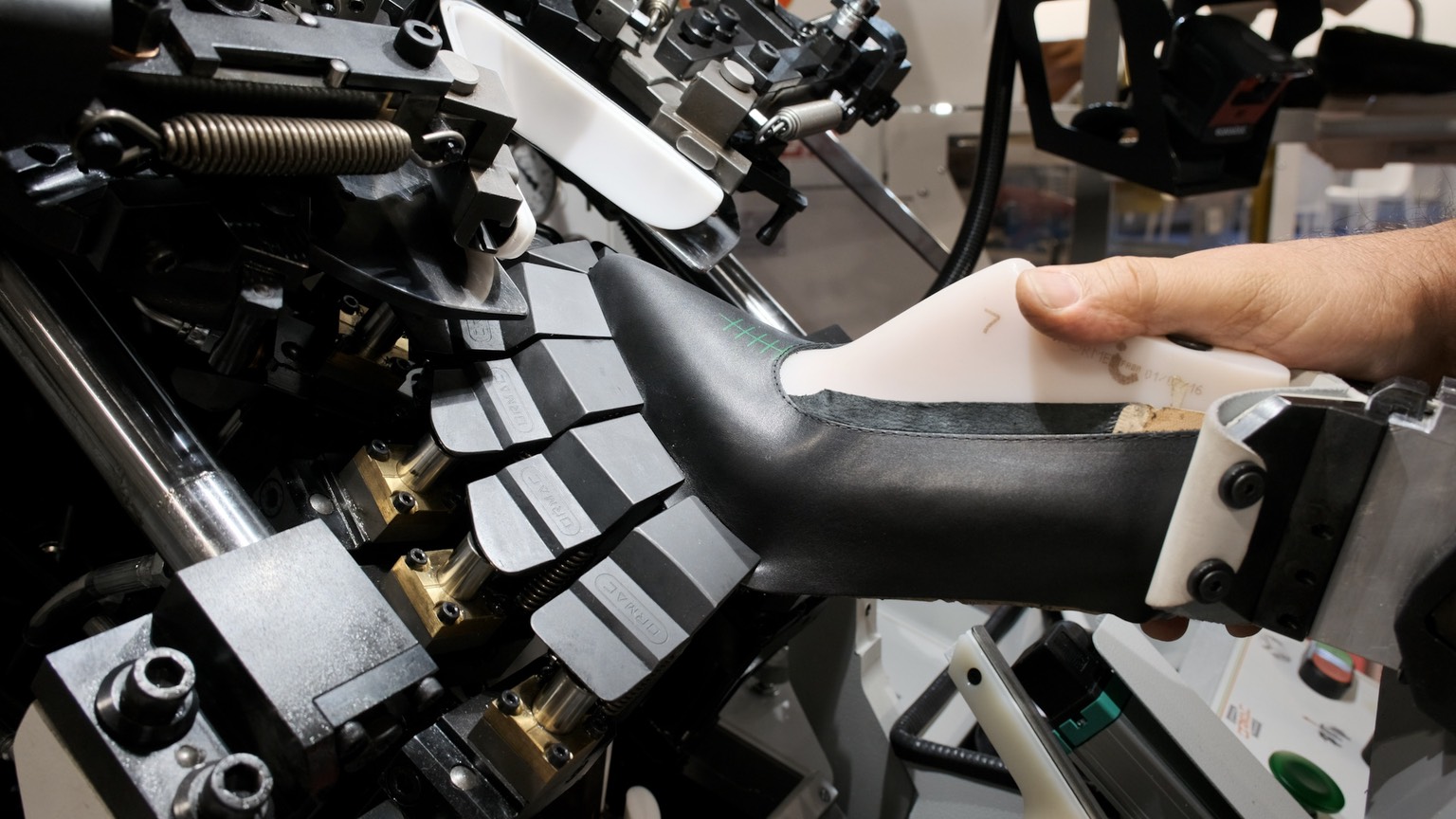 ORMAC: Toe-lasting with new system of plate closing for ultra-threaded ...