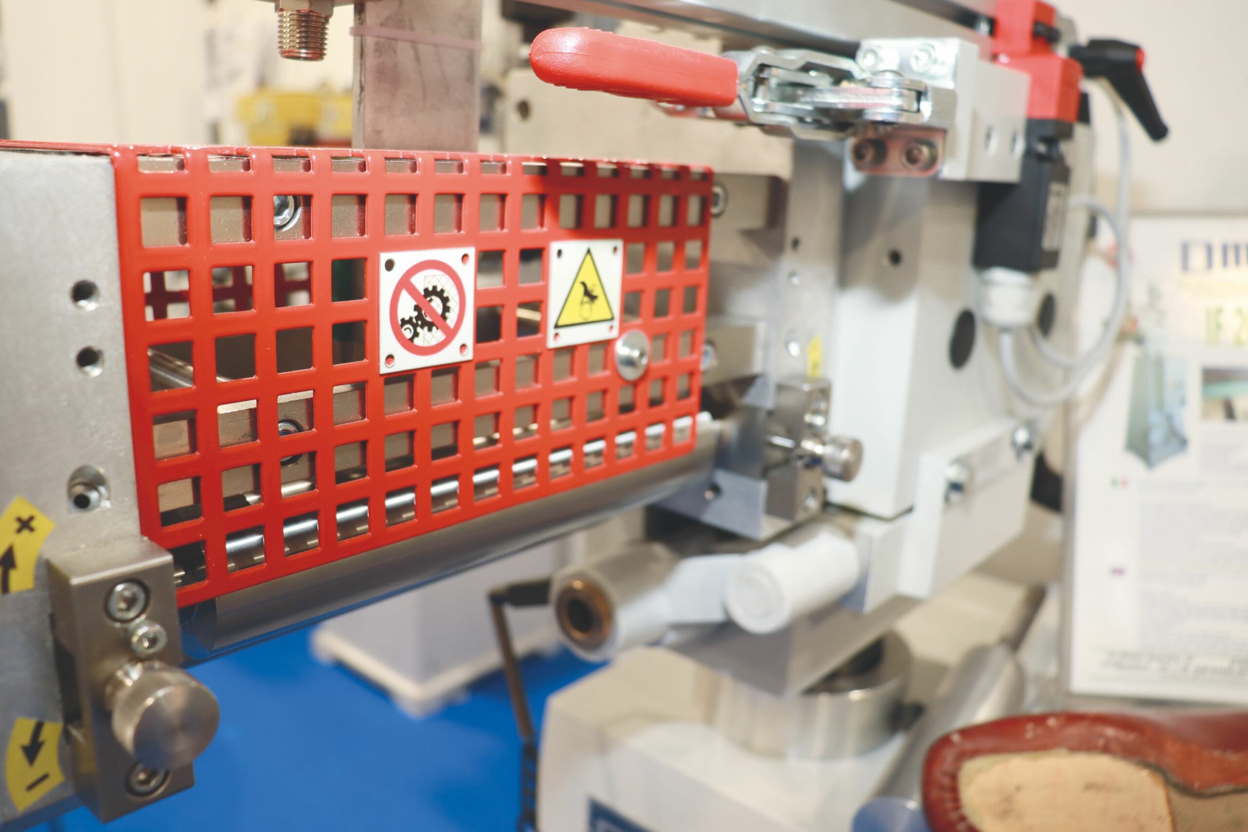 OMAV, water-based insole bonding from above | Simac Tanning Tech