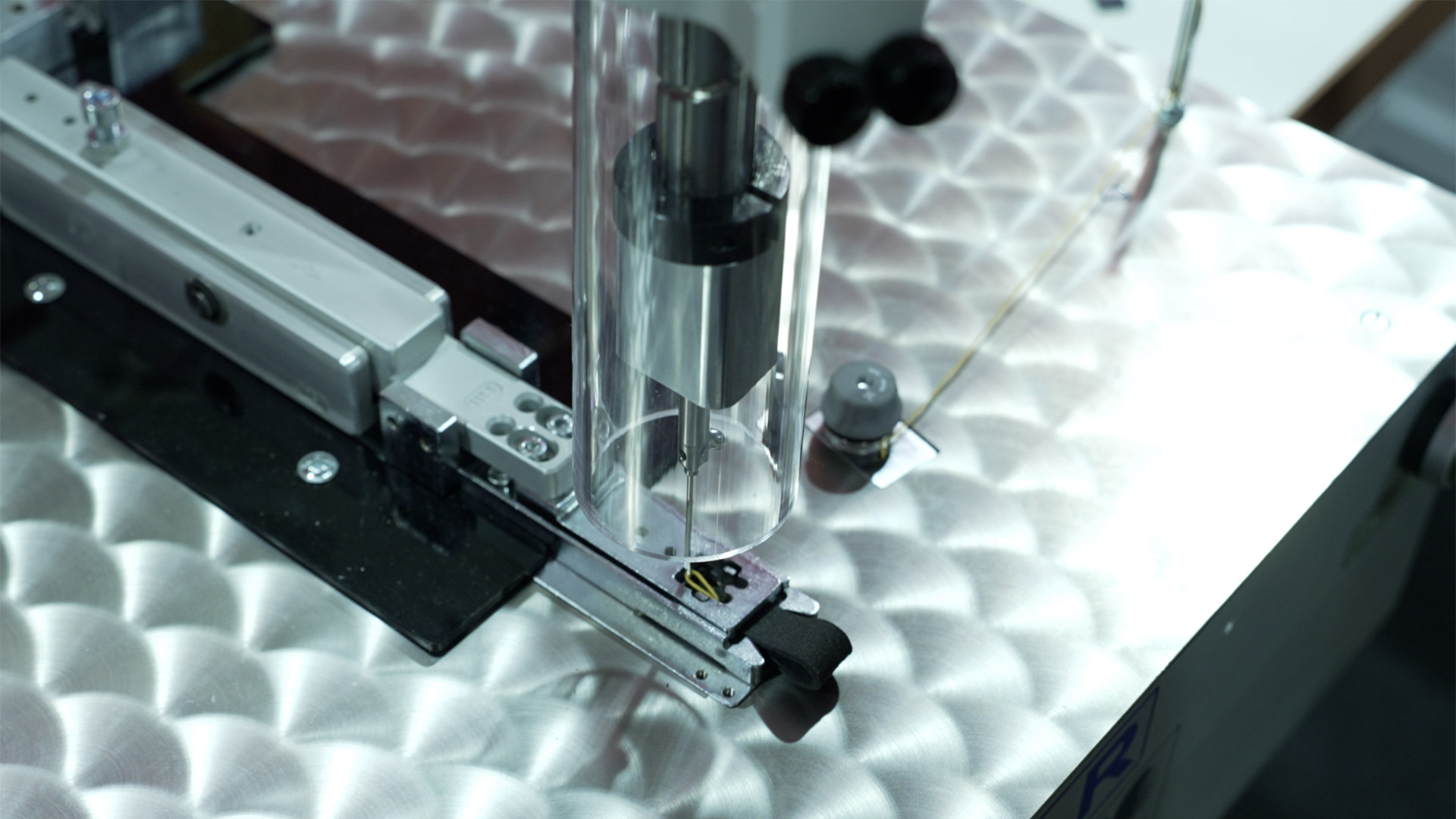 LINEA 20: sewing machine to quickly and accurately perform the loop ...